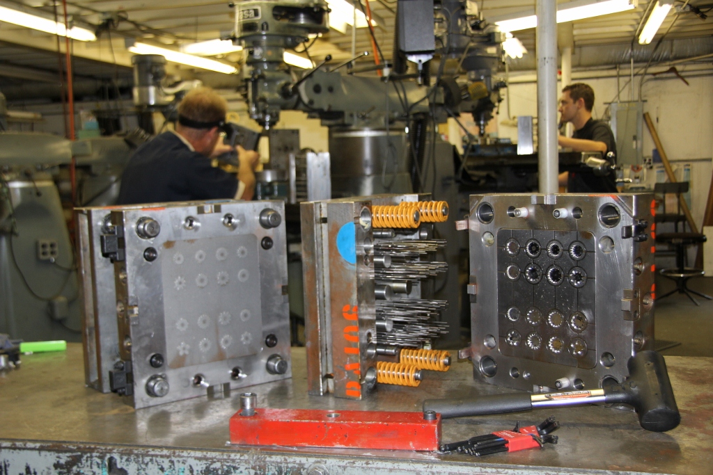 Cal-Tron Corporation – Pioneers of modern injection molding – since 1945